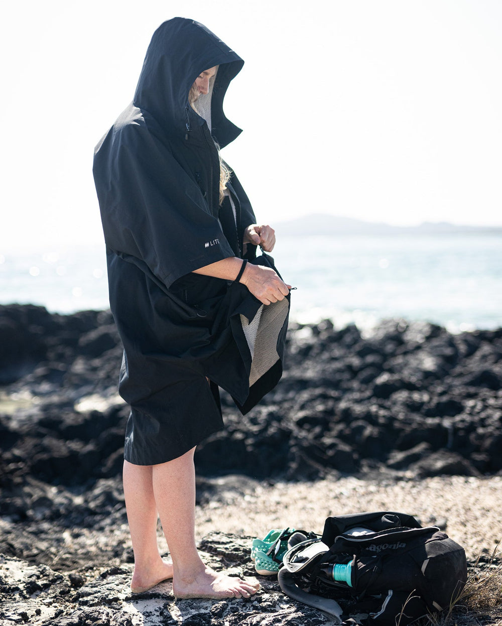 Black Lite Changing Robe | Dryrobe® – dryrobe USA